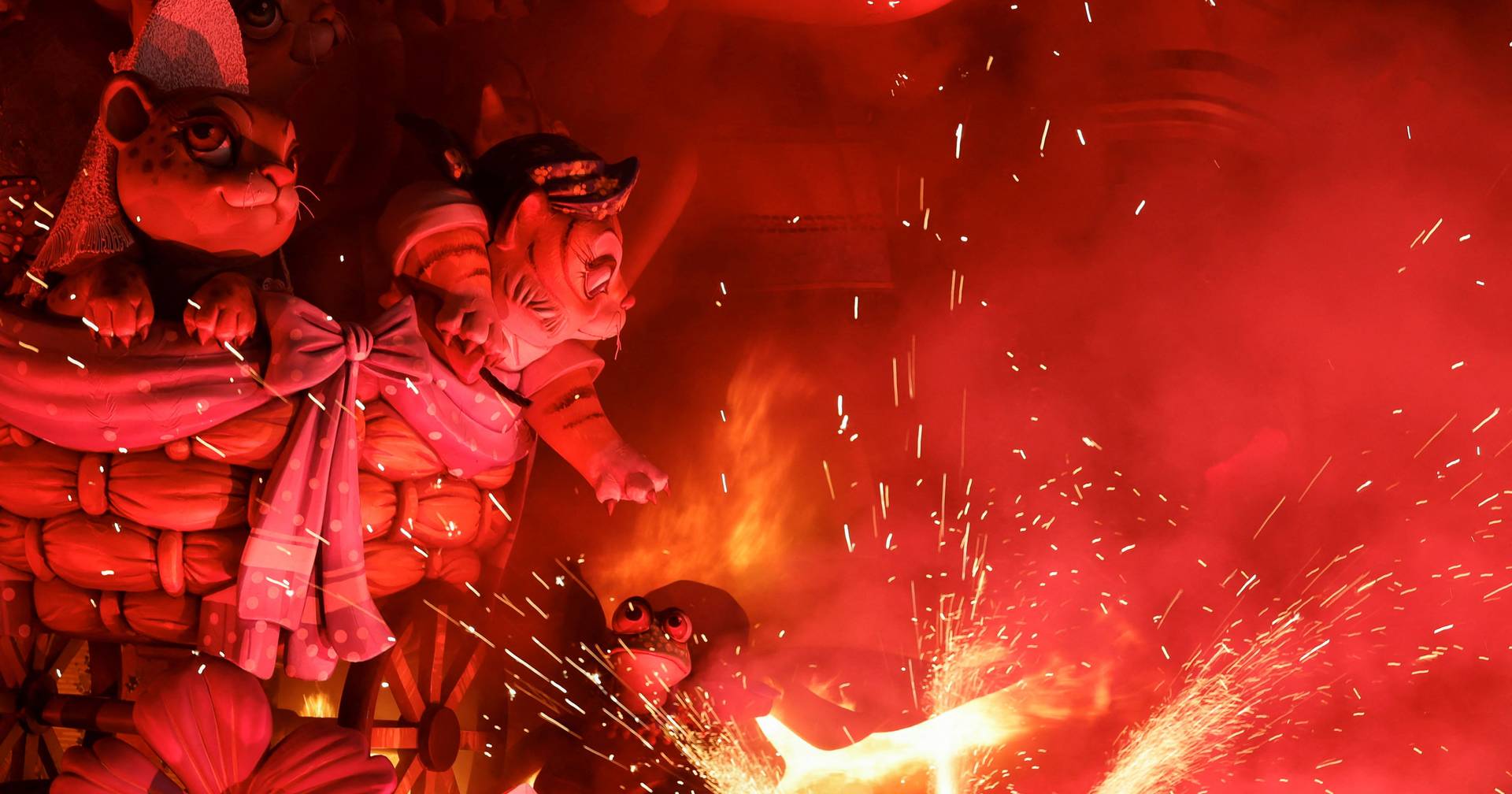 Las Fallas: tradicional queima de esculturas em Valência cinco meses ...