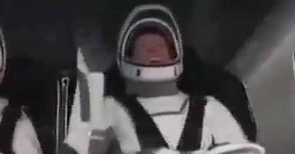 Regressaram à Terra os primeiros astronautas a explorar os polos a ...