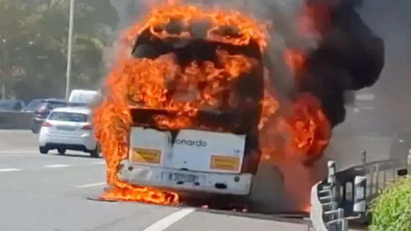 Autocarro em chamas condiciona trânsito na A5 - SIC Notícias