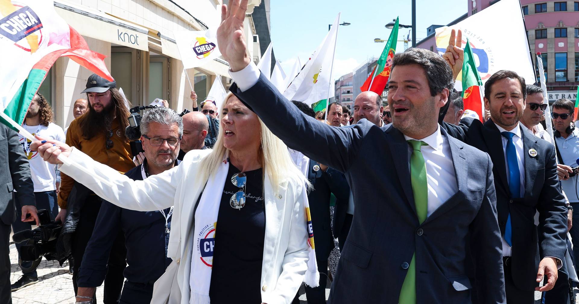 15 minutos: comunidade cigana manifesta-se durante arruada do Chega e PS diz que AD não ...