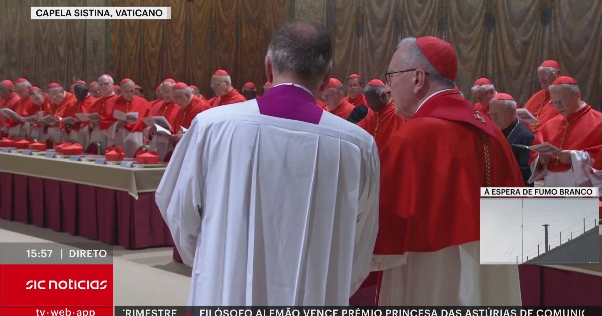 Cardeais fazem juramento nos minutos que antecedem ao Conclave - SIC Notícias