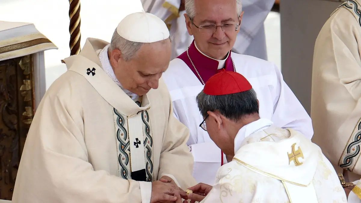 O momento em que Leão XIV recebeu os símbolos do poder papal - SIC Notícias