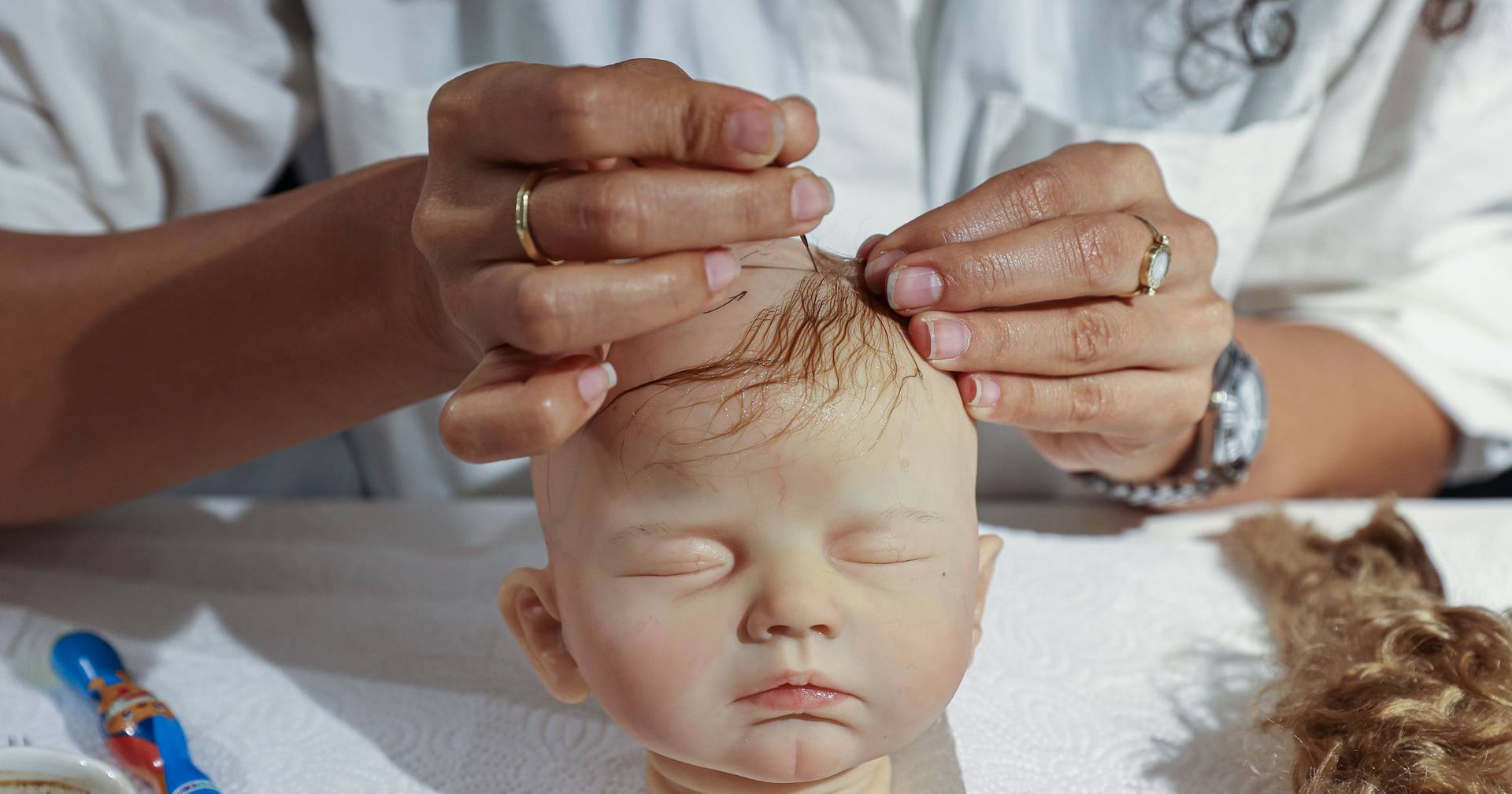 “Bebés de plástico”: por dentro do universo dos Reborn - SIC Notícias