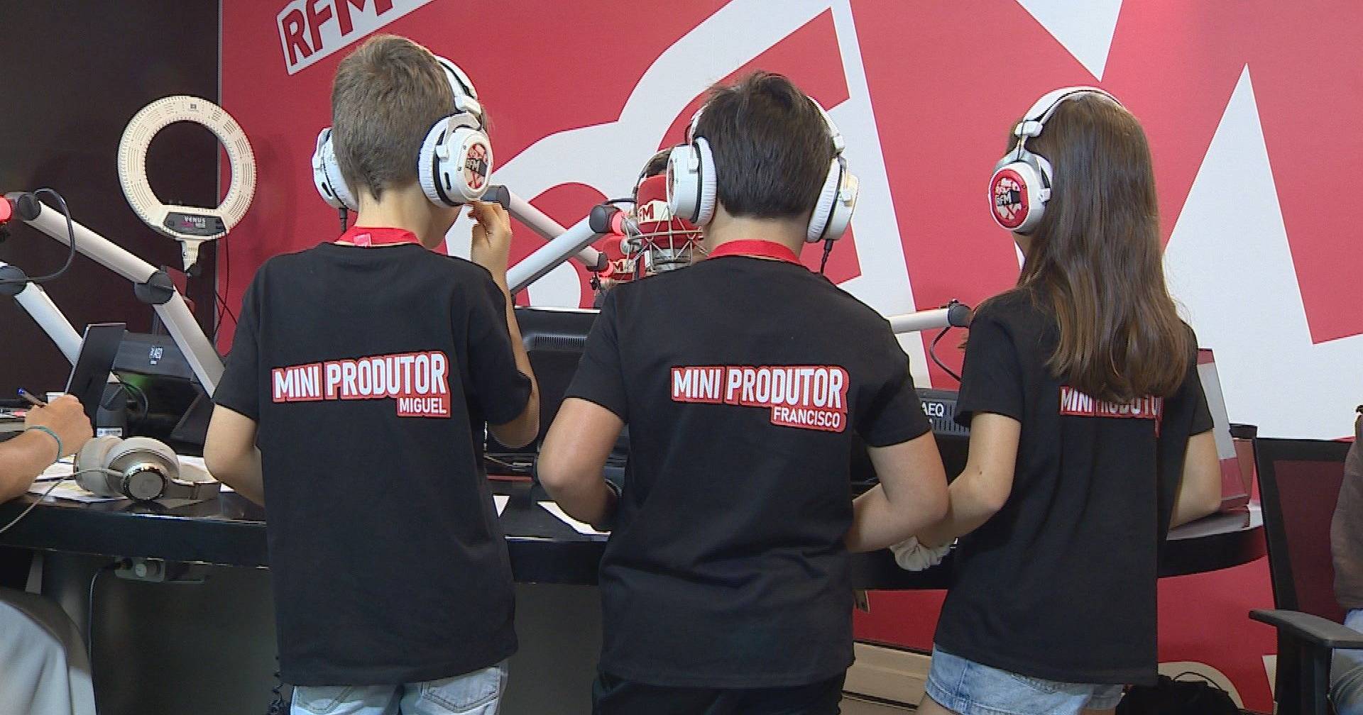 Uma emissão diferente: Manhãs da RFM receberam "mini produtores" - SIC Notícias