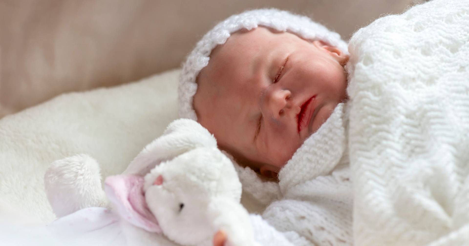 Homem detido após agredir bebé de quatro meses que confundiu com um "boneco reborn" - SIC Notícias