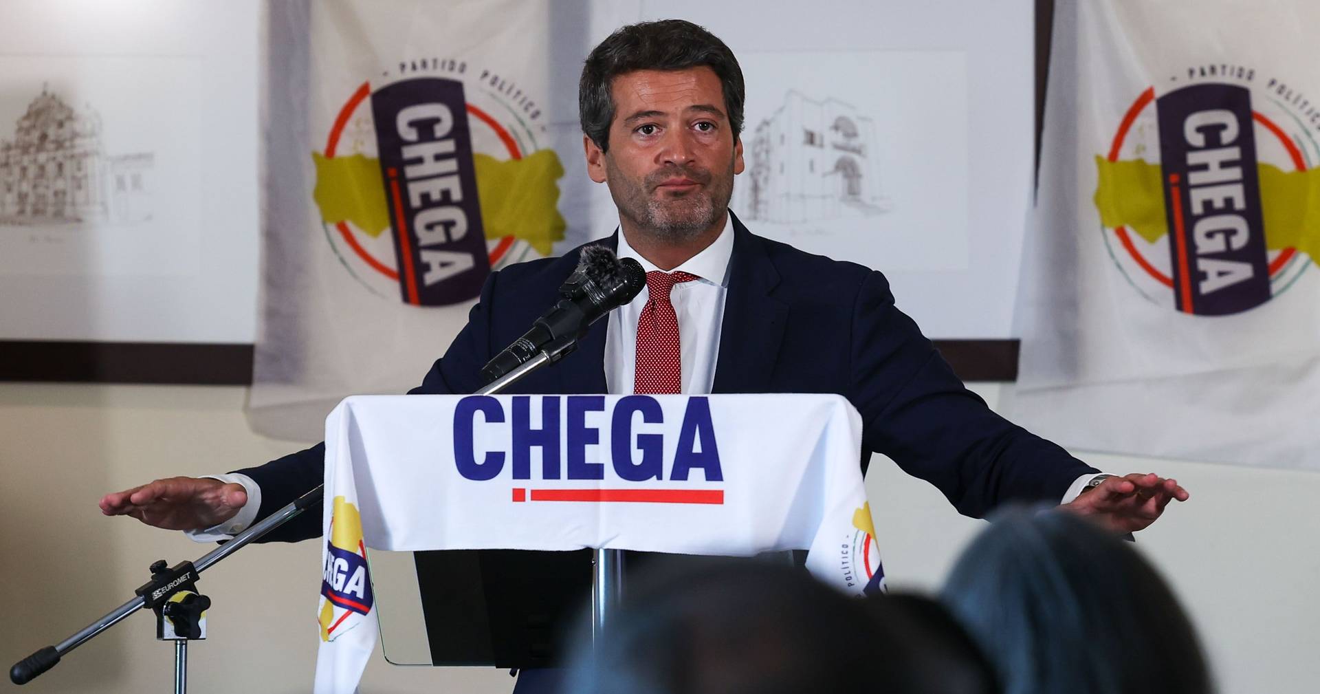 Ventura volta a defender "três Salazares" para reerguer Portugal - SIC ...