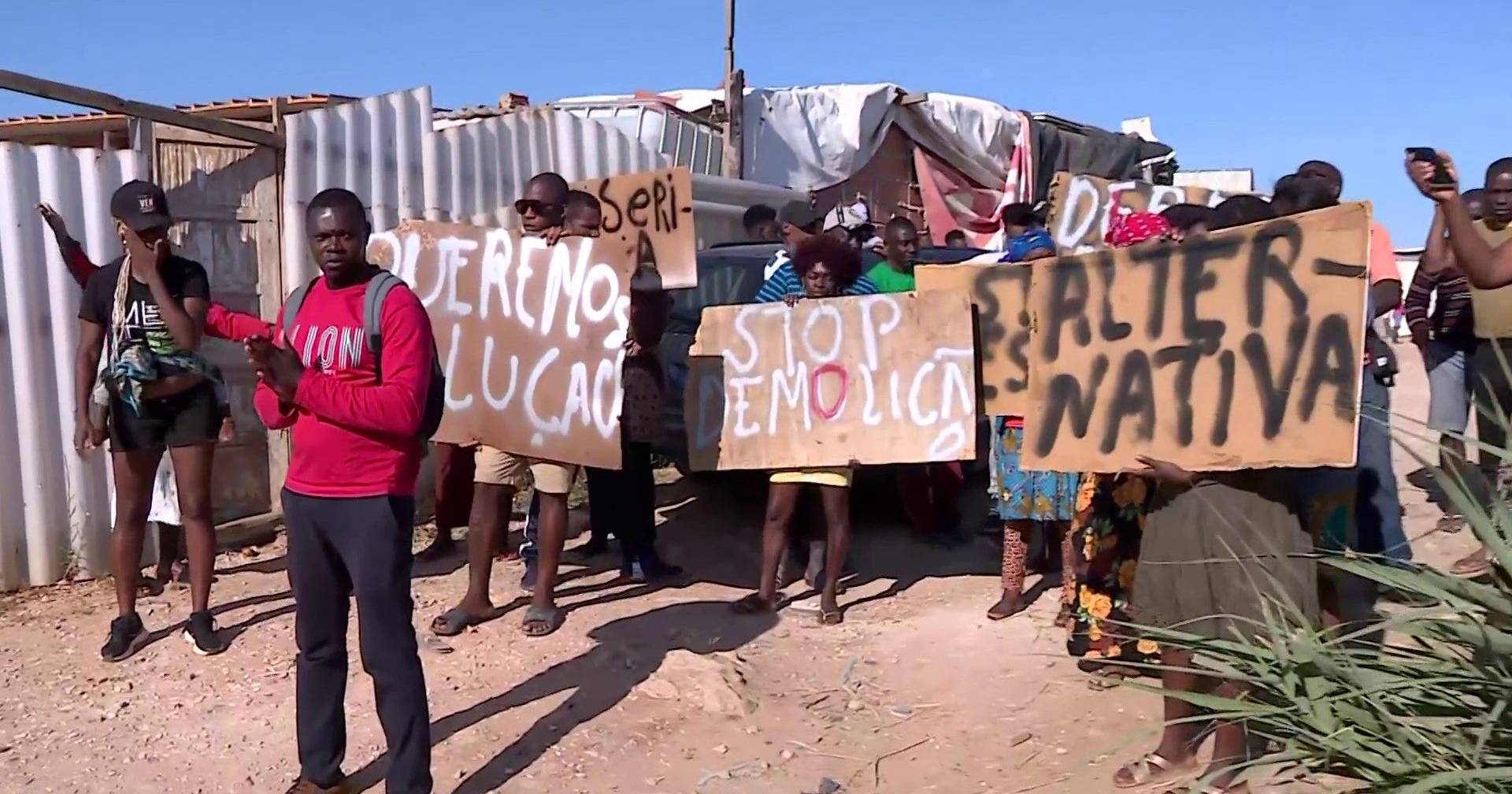 Moradores do bairro do Talude em Loures protestam contra demolições ...