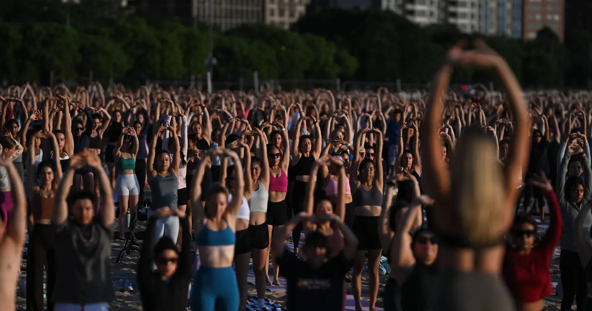 Aulas de pilates juntam milhares ao nascer do sol numa praia em Chicago ...