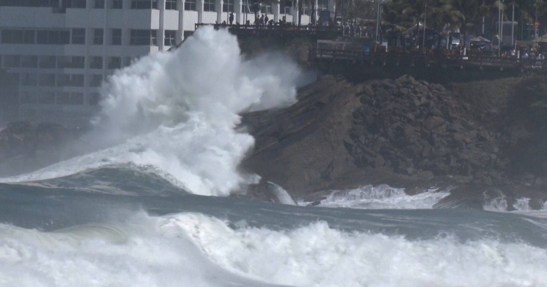 Ondas com cerca de 4 metros: mar revolto invade praias no Rio de ...