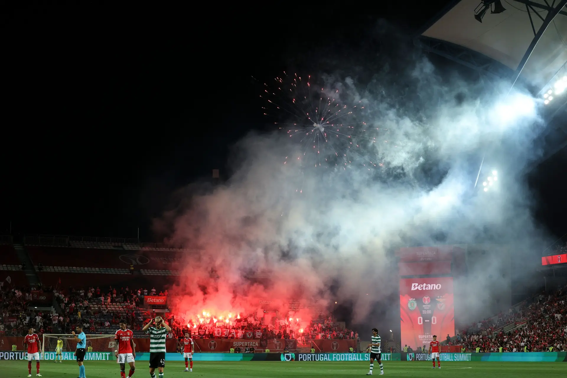 Benfica acusa arbitragem de "favorecer sistematicamente" o Sporting ...