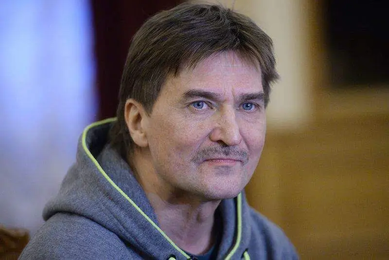 Diretor de teatro russo Yuri Butusov morre afogado durante férias na ...