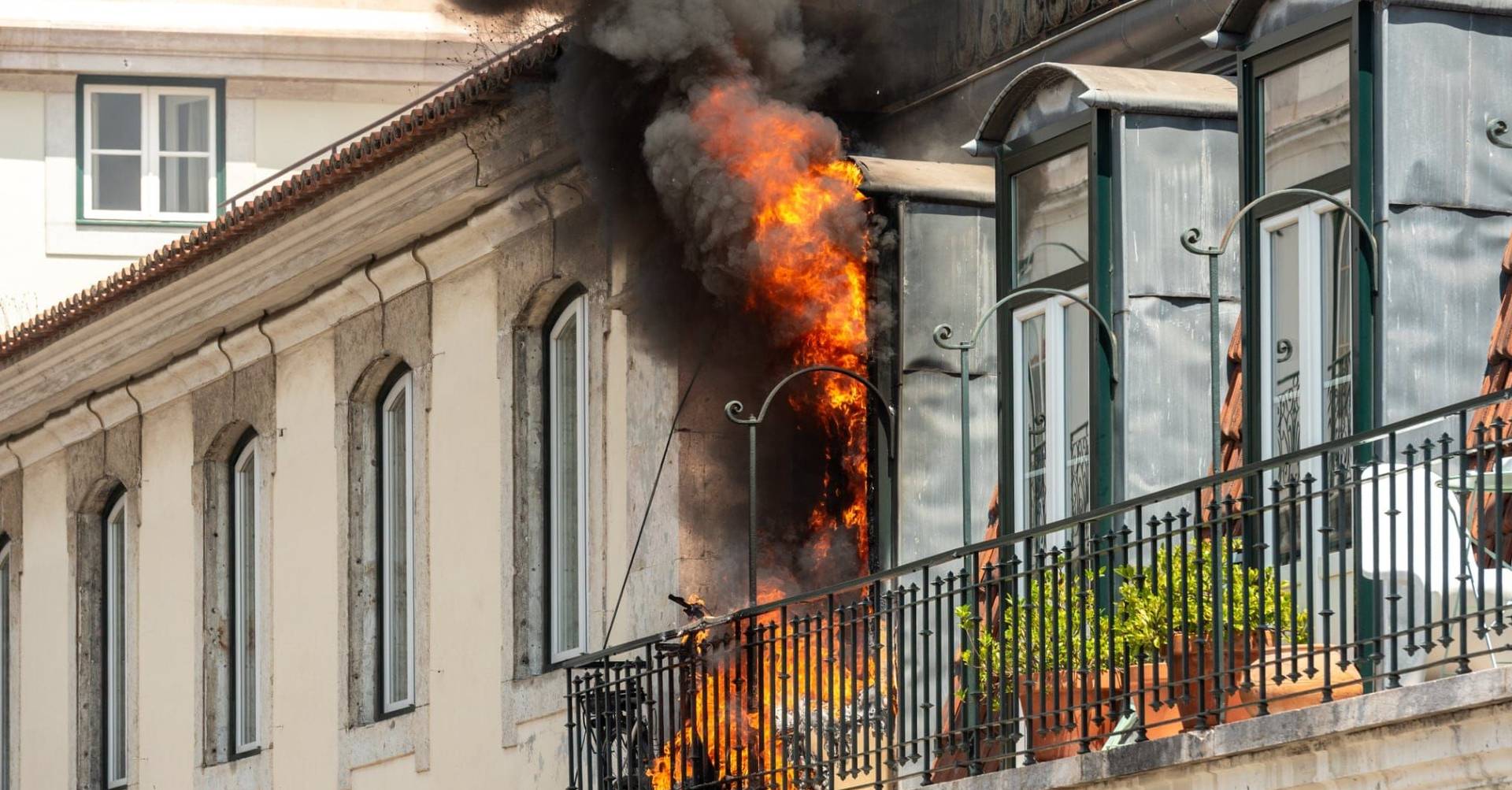 Incêndio atinge cobertura de prédio no Chiado, em Lisboa - SIC Notícias
