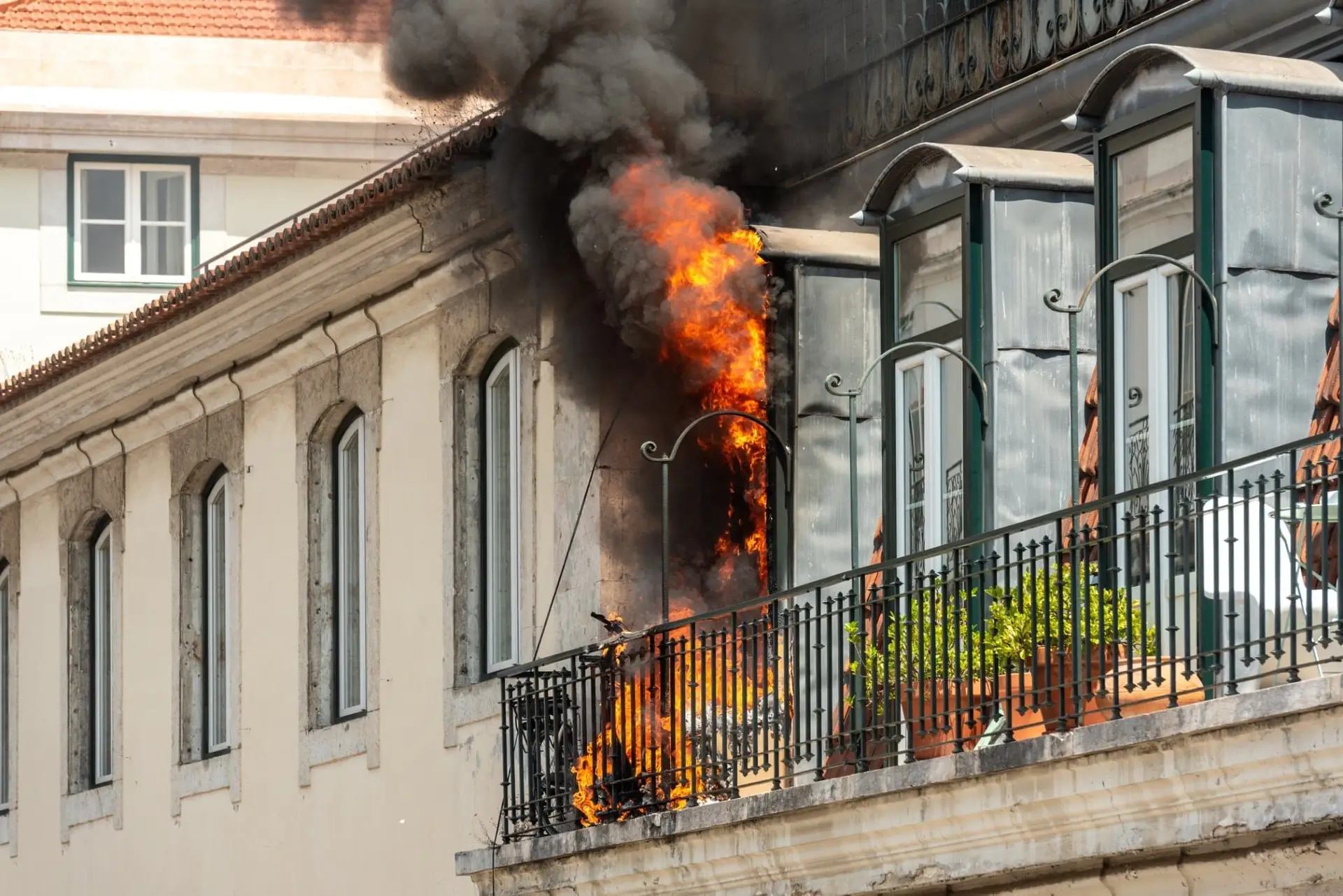 Incêndio atinge cobertura de prédio no Chiado, em Lisboa - SIC Notícias