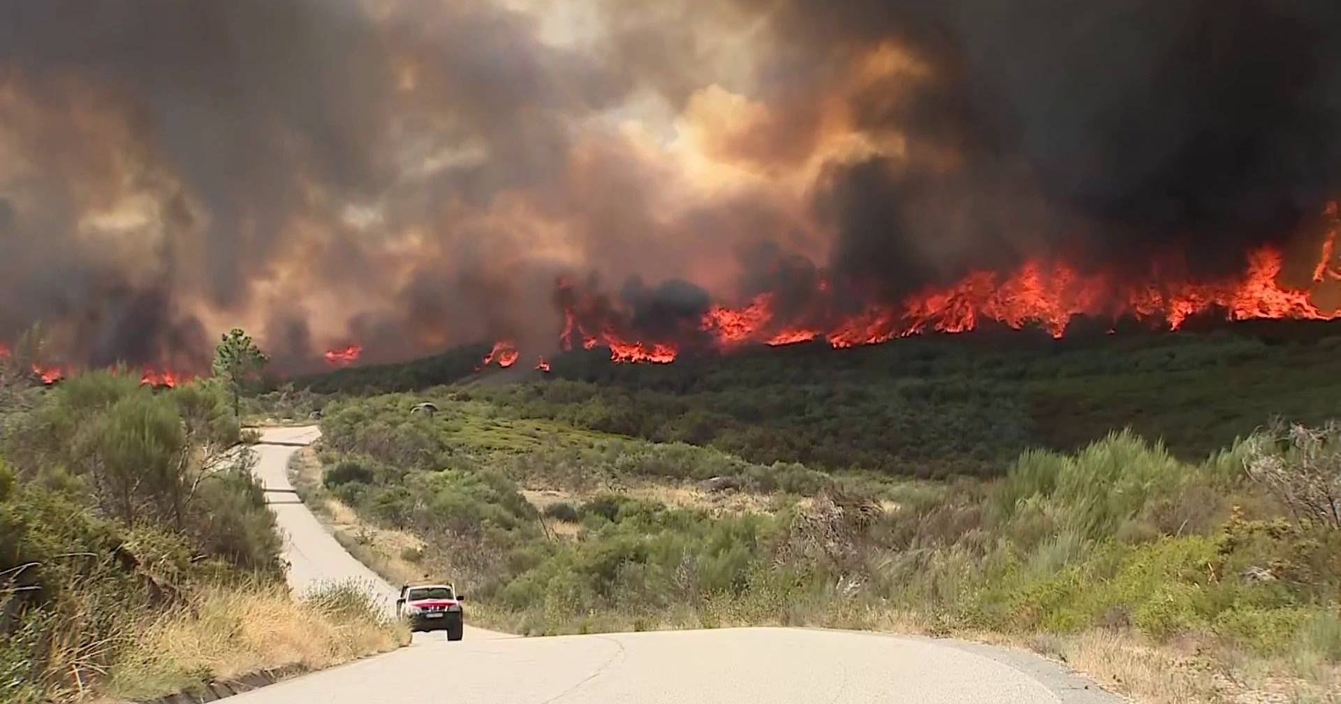 Incêndio na região de Castro Daire mobiliza centenas de meios - SIC ...