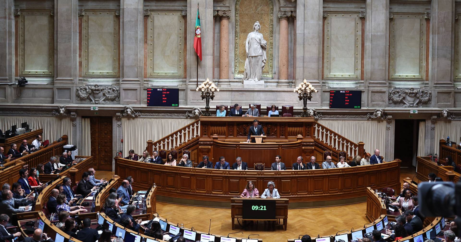 10 minutos: o pedido dos jovens ao governo e o encerramento das candidaturas por o E-Lar - SIC ...