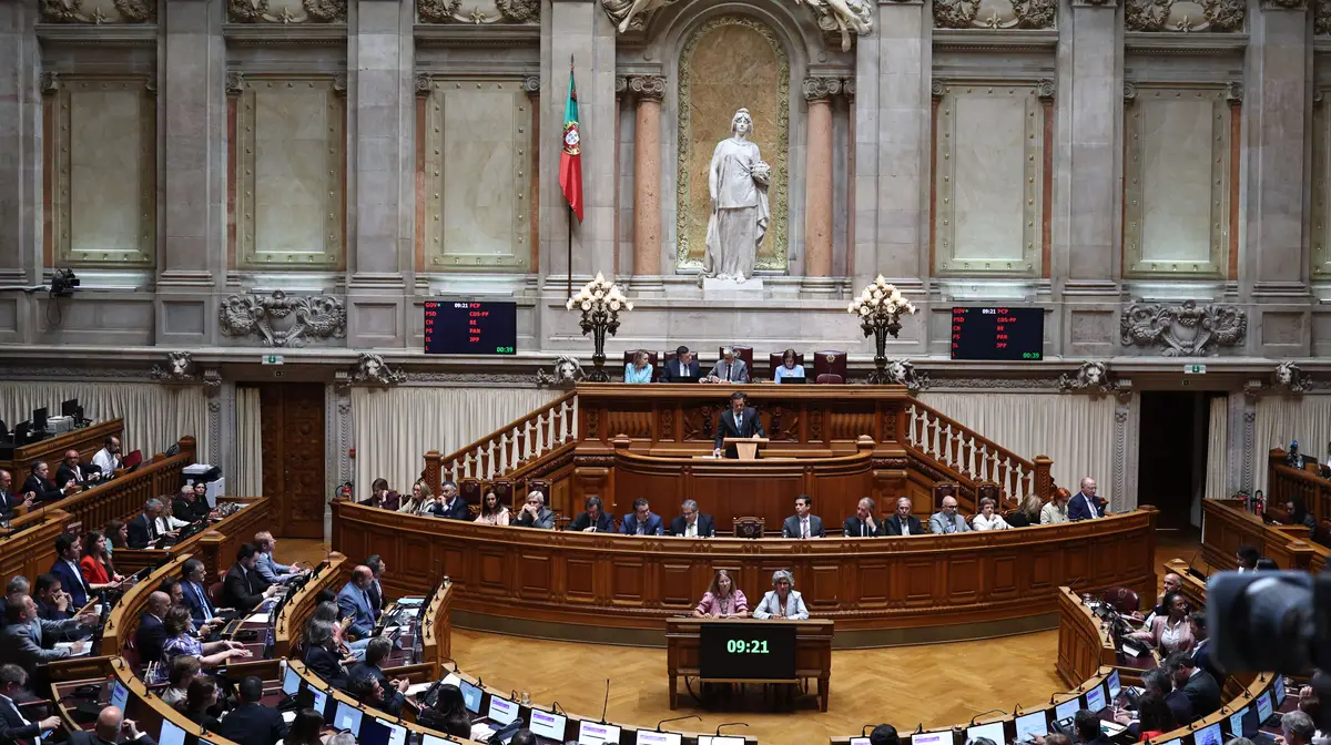 Lei de Estrangeiros 'aquece' debate entre Montenegro e Ventura: "É preciso respeitar as regras ...