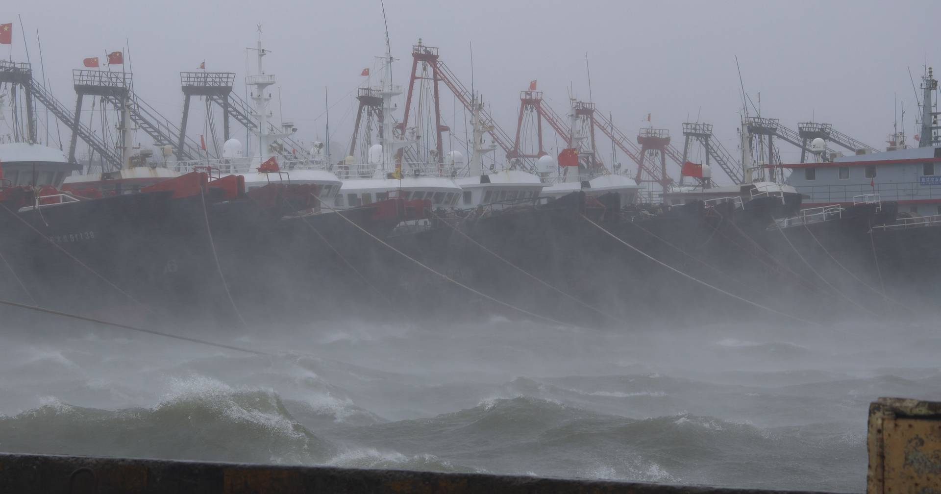 China atingida por um novo tufão com rajadas de vento a chegar aos 150 ...
