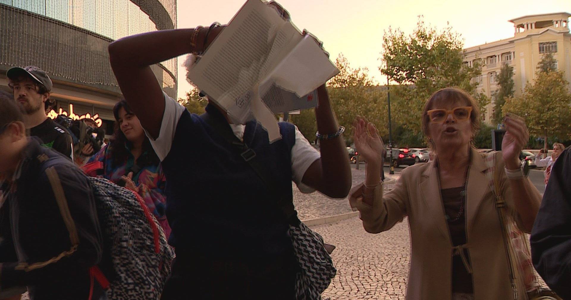 Manifestantes pró-Palestina rasgam novo livro de Henrique Cymerman ...