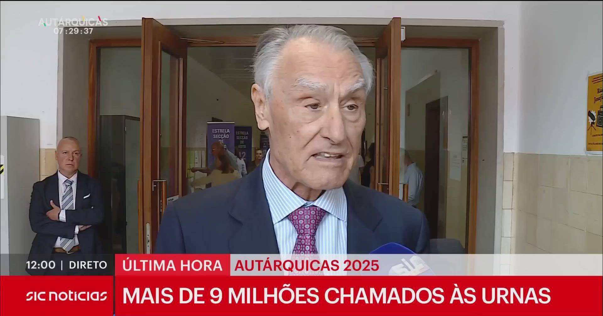 Em dia de eleições autárquicas, Aníbal Cavaco Silva afirma: "É muito ...