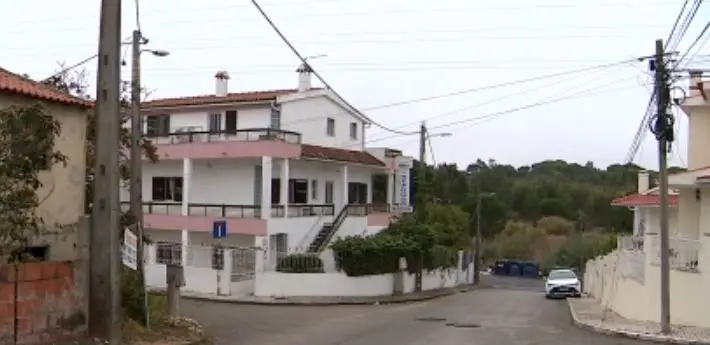 15 minutos: o lar ilegal encerrado na Charneca da Caparica e o ...