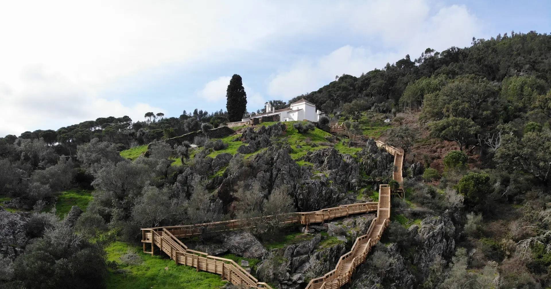 À descoberta da Serra d'Ossa, dos vinhos à olaria - SIC Notícias