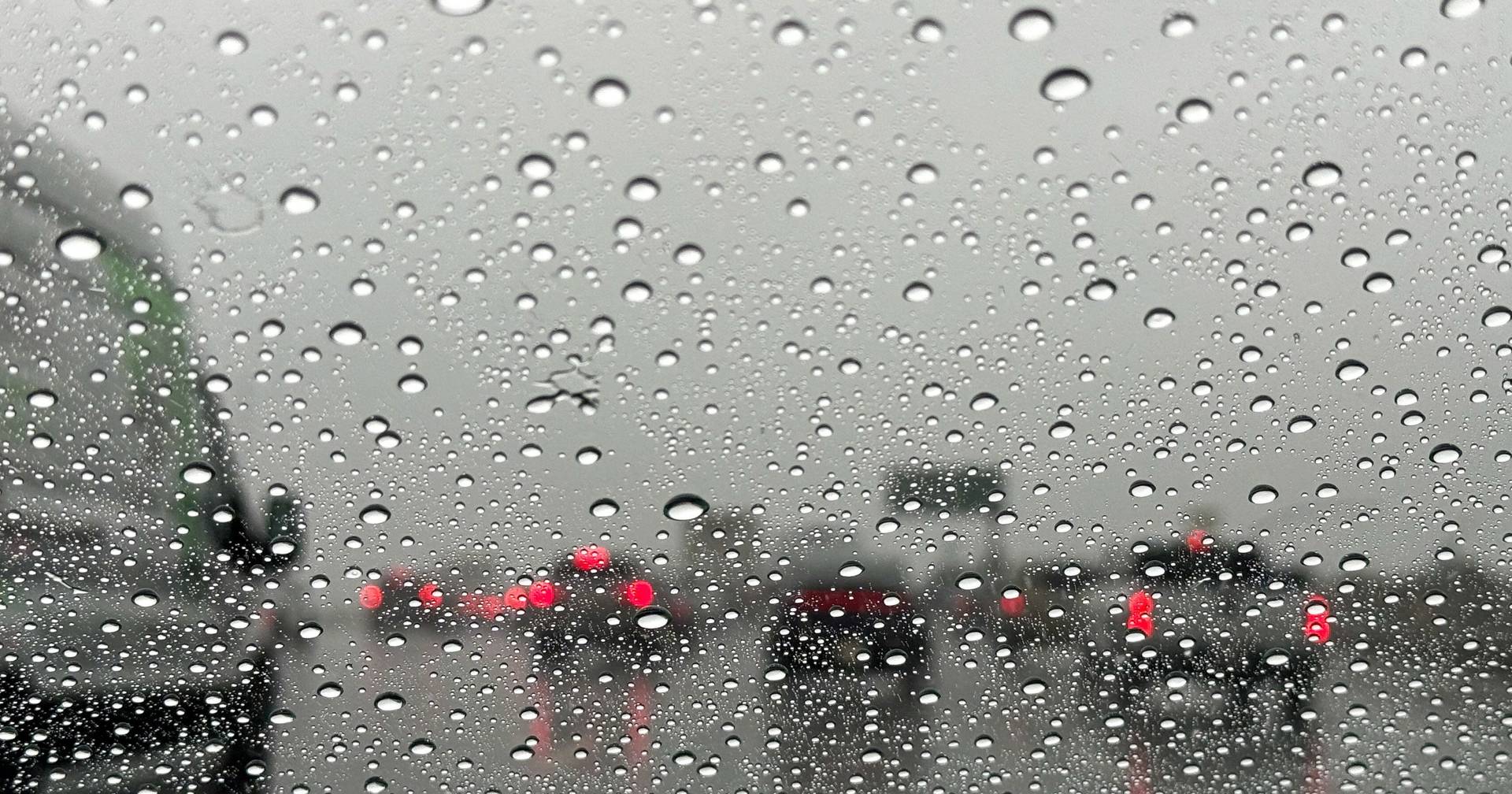 Chuva forte e trovoada deixam todo o país sob aviso - SIC Notícias