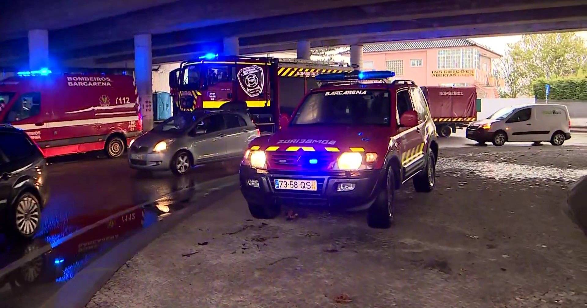 Temporal: uma pessoa ferida com gravidade em rotunda de Tercena, Oeiras ...