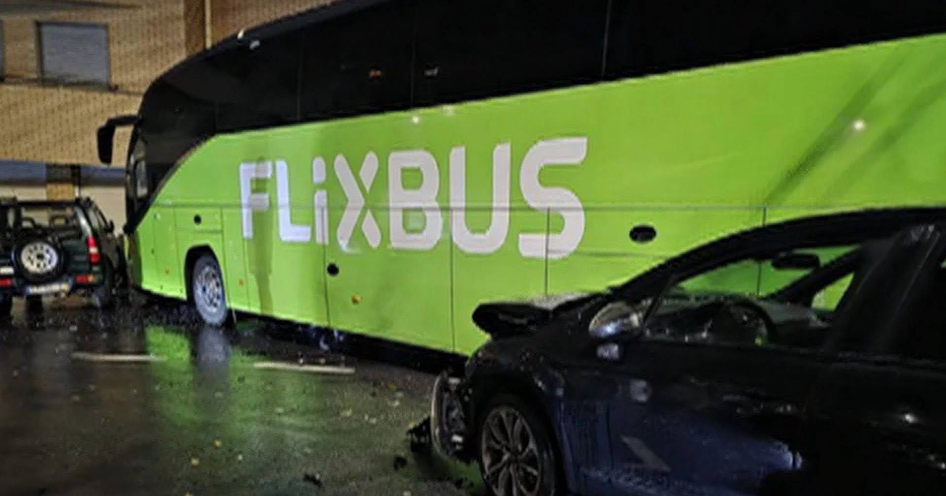 Autocarro da FlixBus desgovernado abalroa 20 carros em Bragança - SIC ...