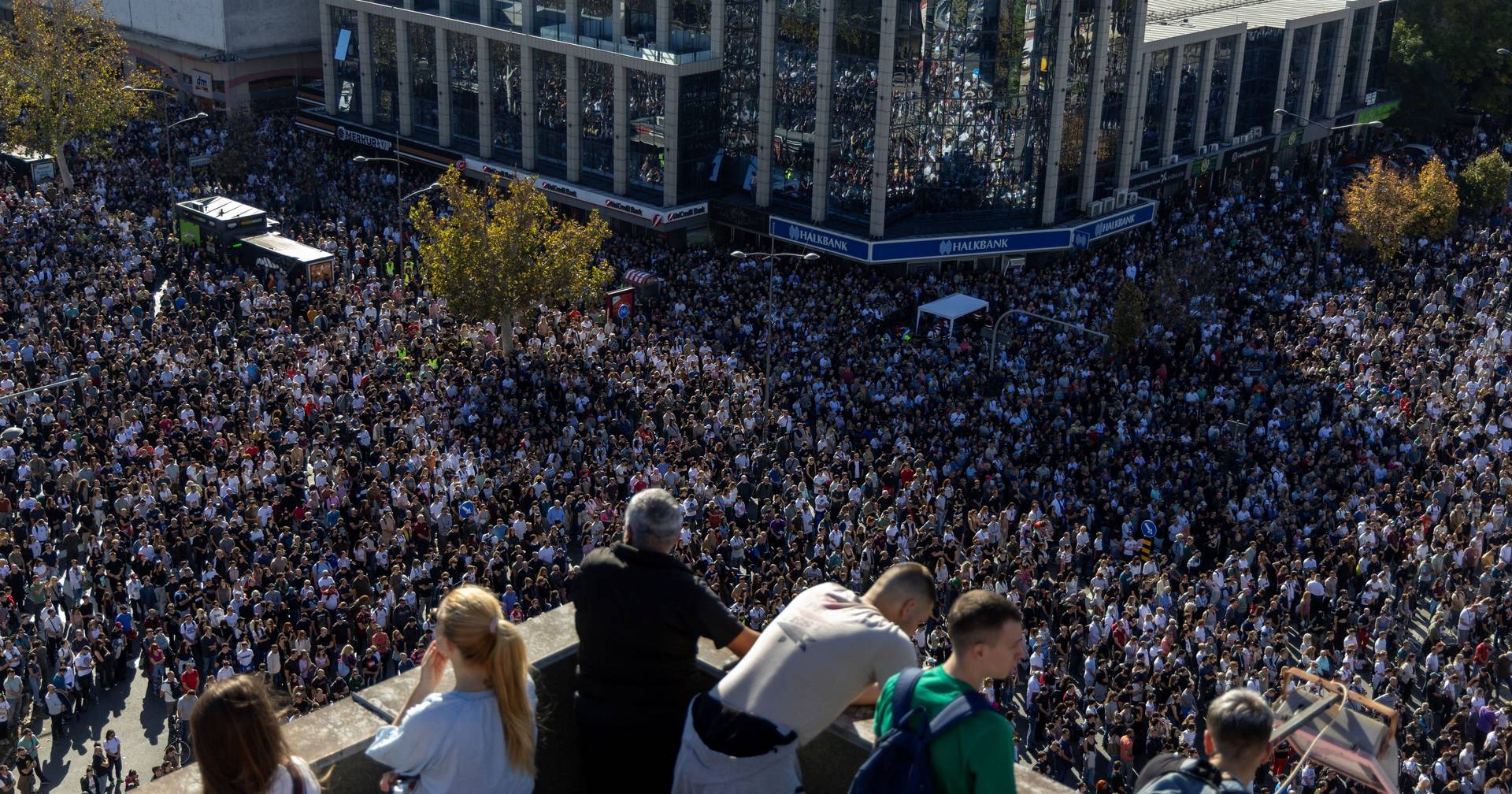 Milhares de sérvios protestam um ano após tragédia em Novi Sad - SIC ...