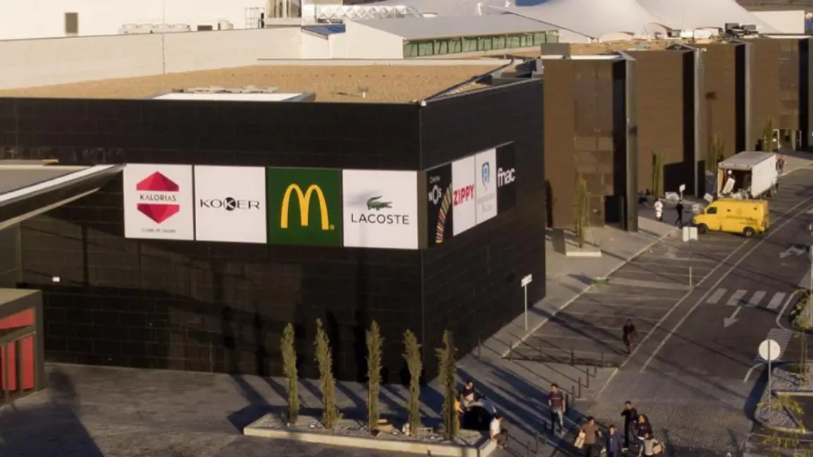 Vento forte destrói portas de vidro no centro comercial em Évora - SIC ...