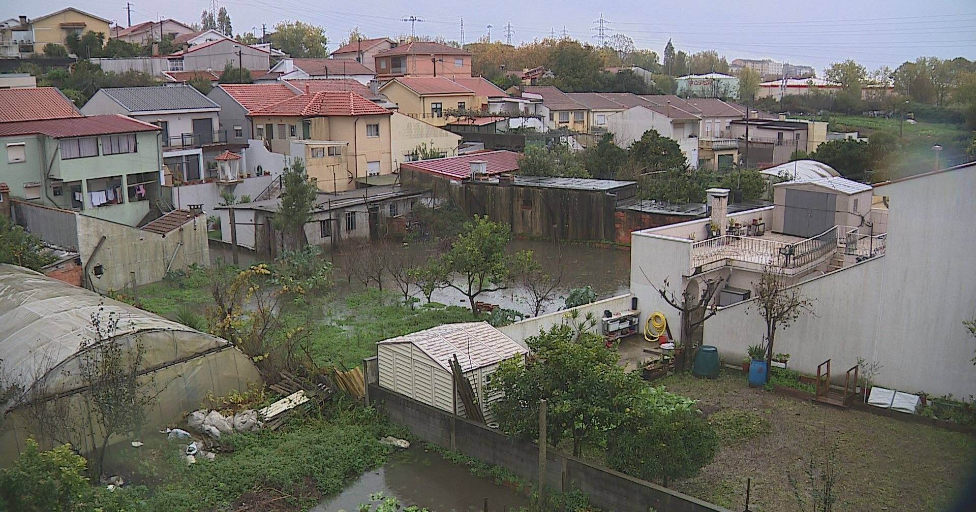 Anexos e terrenos inundados em Matosinhos, autarquia diz que ...
