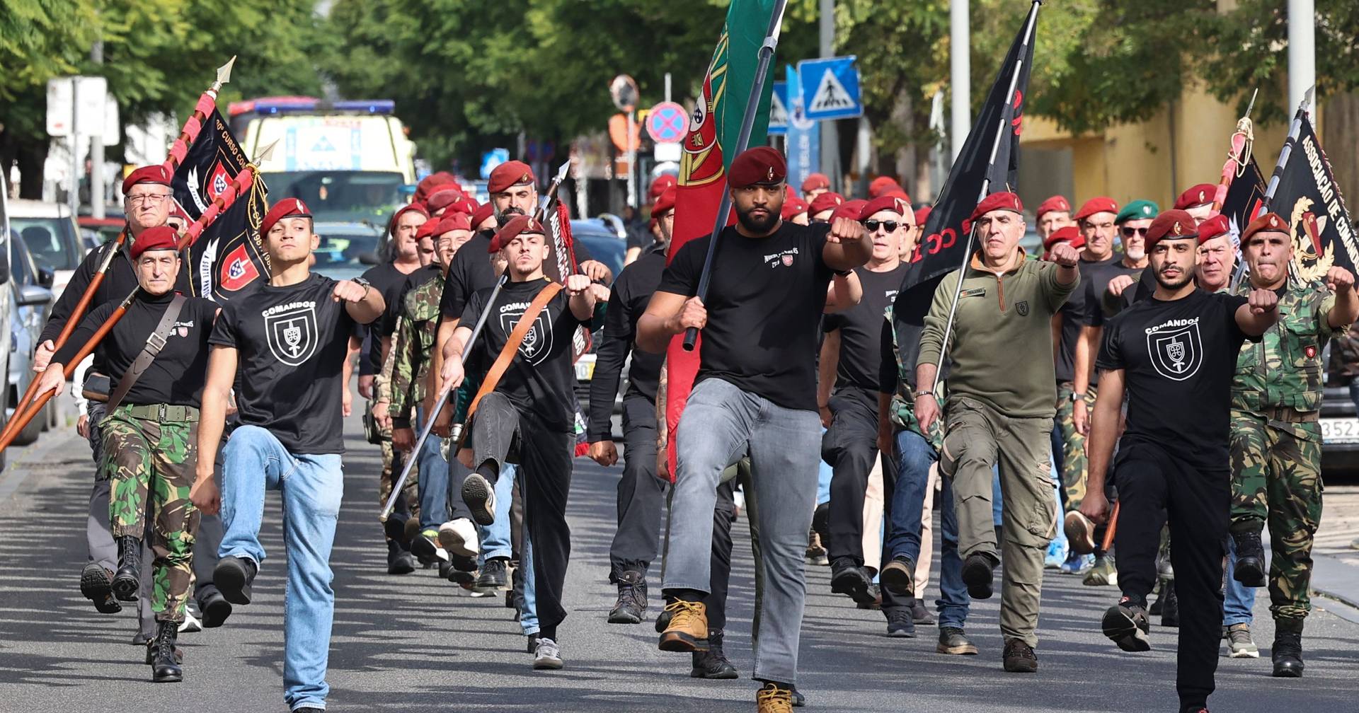 Marcha dos Audazes assinala 50 anos do 25 de novembro e critica guerra ...