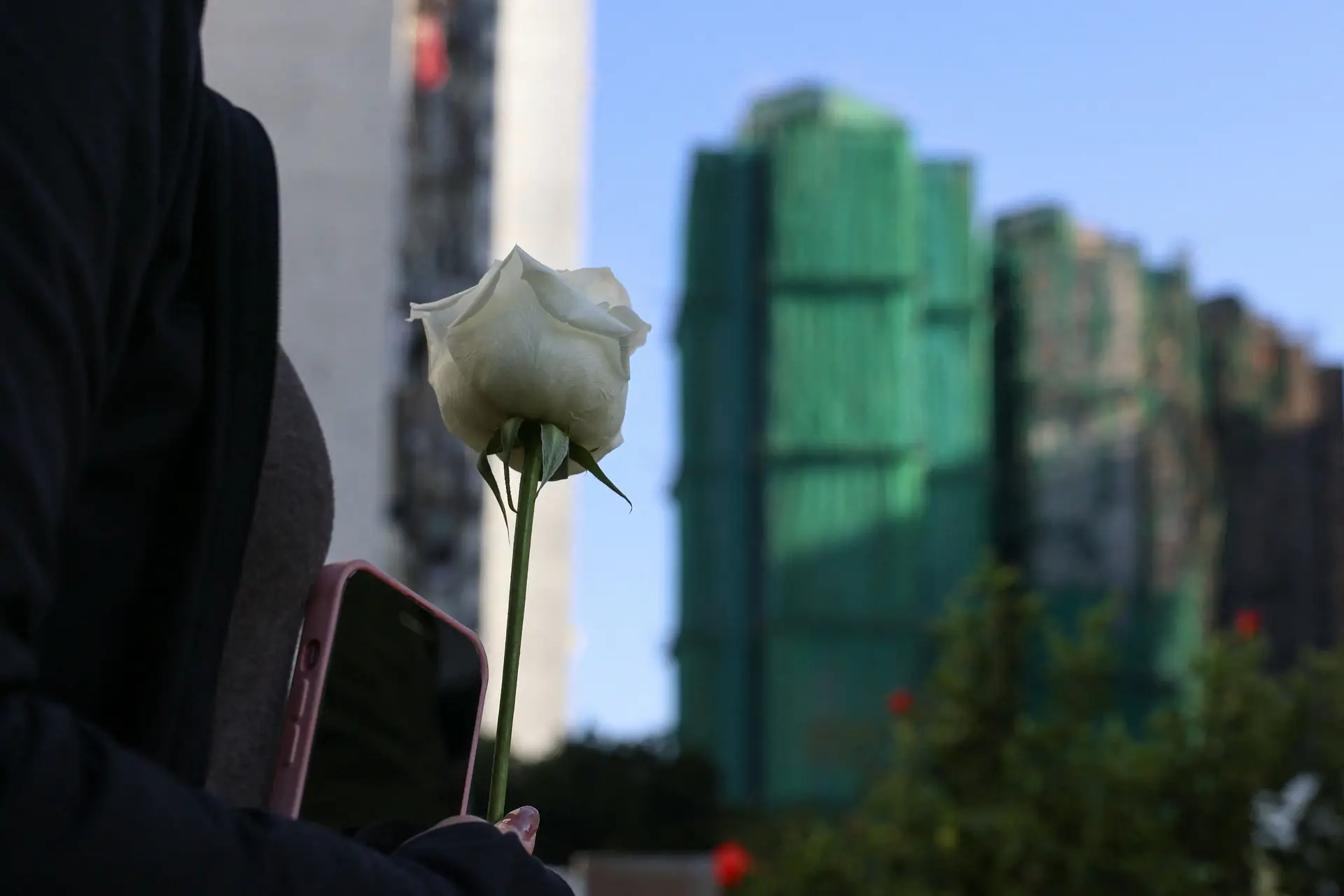 Hong Kong inicia três dias de luto pelo incêndio que causou mais de 100 ...