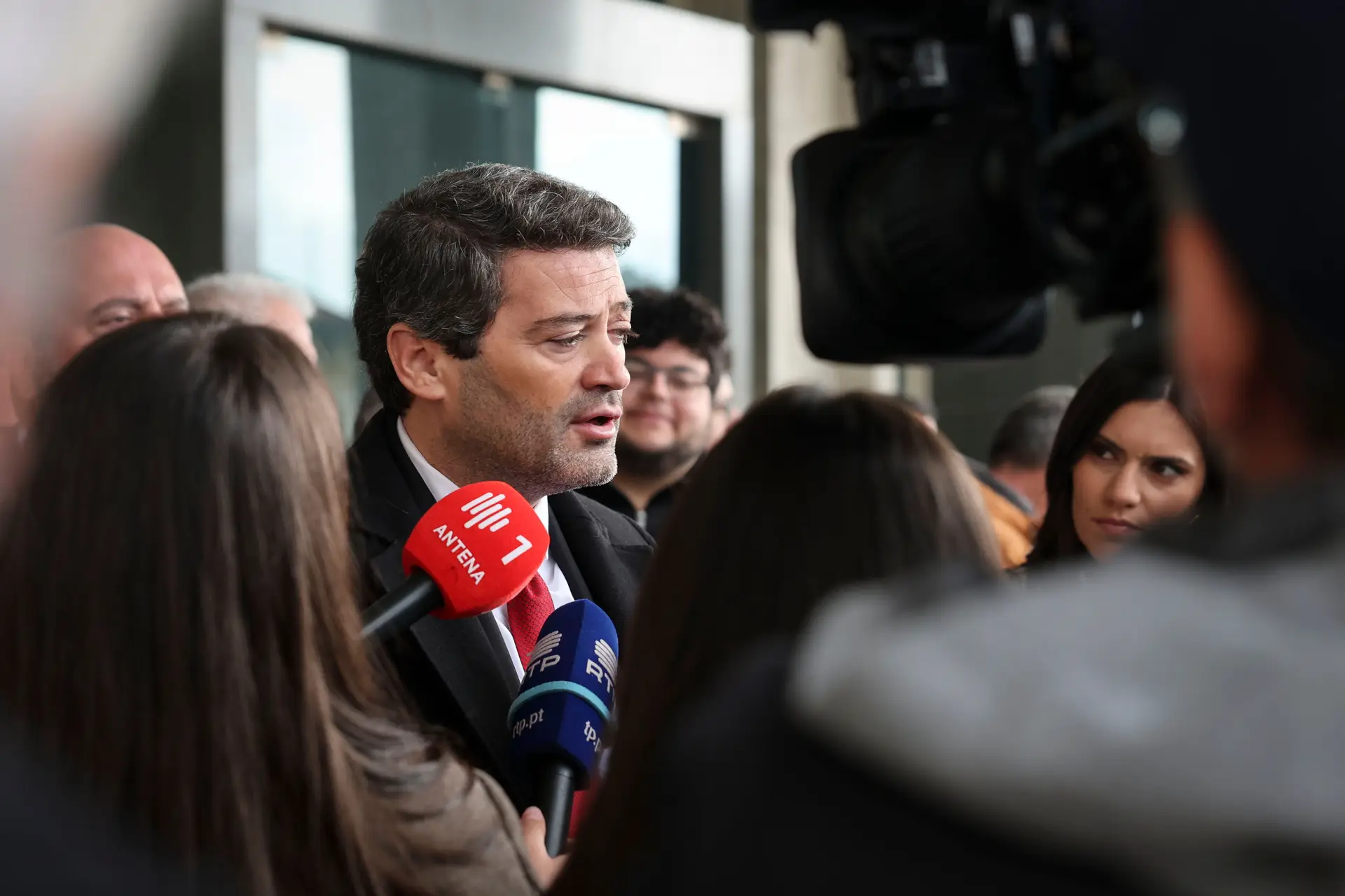 20 minutos: Tribunal obriga Ventura a retirar cartazes e candidato ...