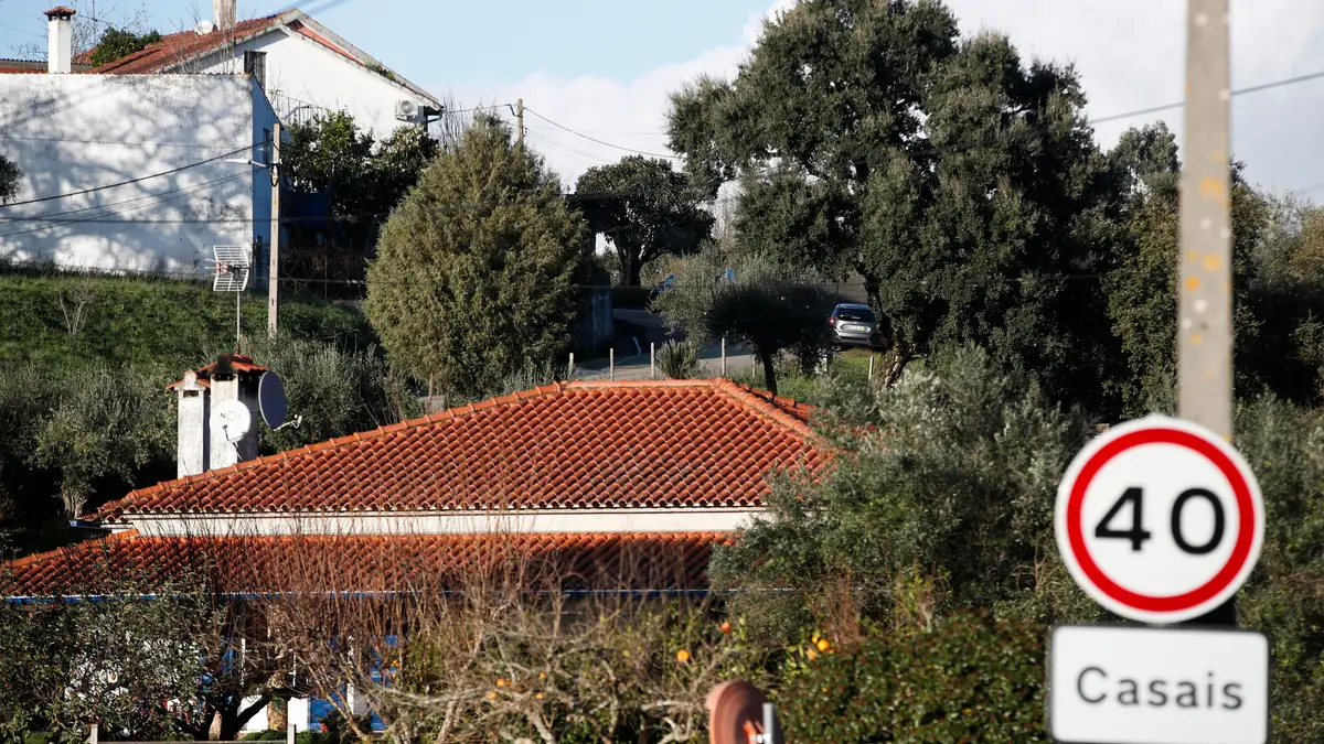 Homem mata criança de 13 anos e morre em explosão em Tomar - SIC Notícias