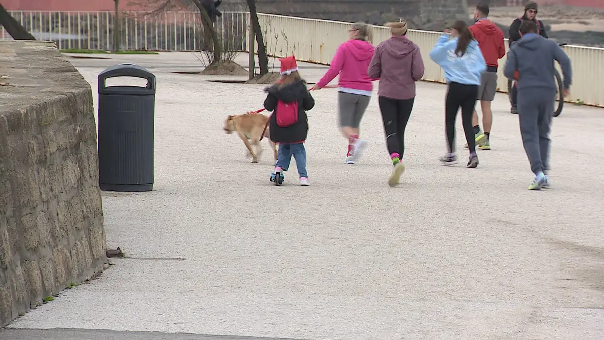 Frio não impede caminhadas na manhã de Natal em Lisboa e Porto - SIC ...
