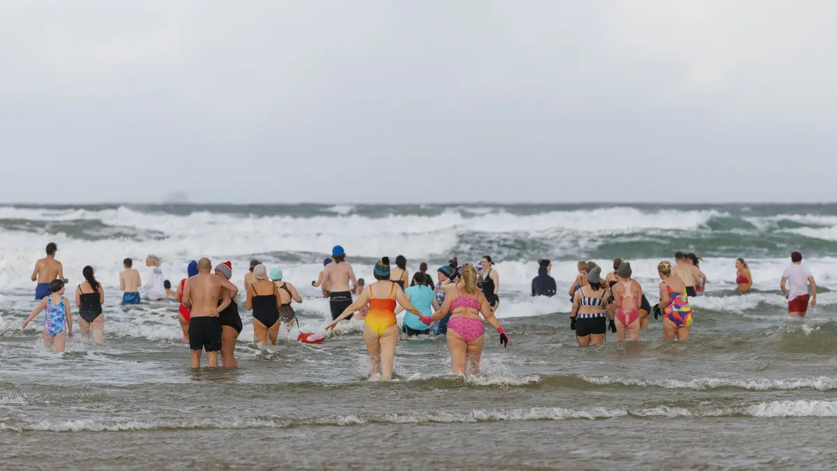 É da praxe mergulhar três vezes na Praia da Barra para saudar o novo ...