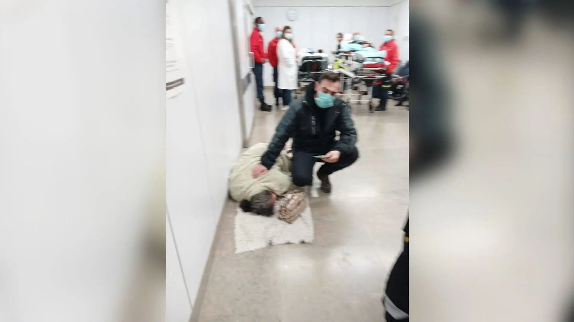 Doente oncológica em fase terminal deitada no chão das urgências do ...