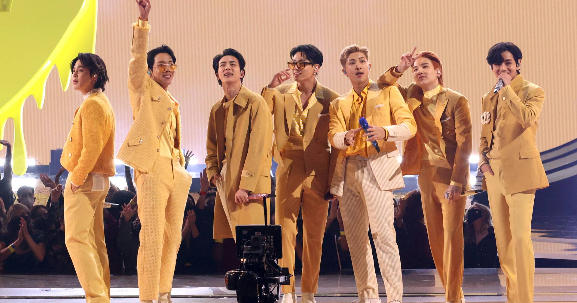 BTS surpreendem fãs e aterram em Portugal - SIC Notícias