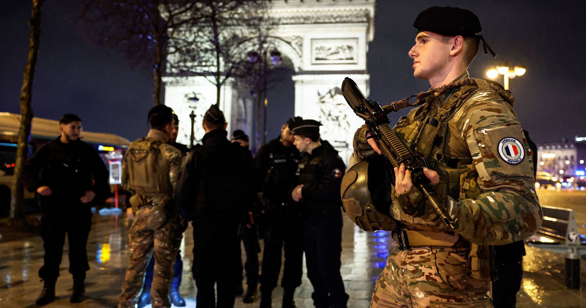 Polícia abate homem que tentou esfaquear agente em Paris - SIC Notícias