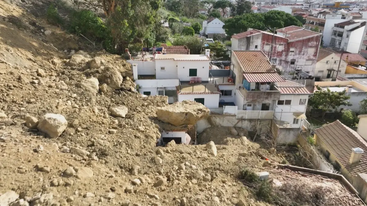 Imagens de drone mostram dimensão da derrocada na Costa da Caparica ...