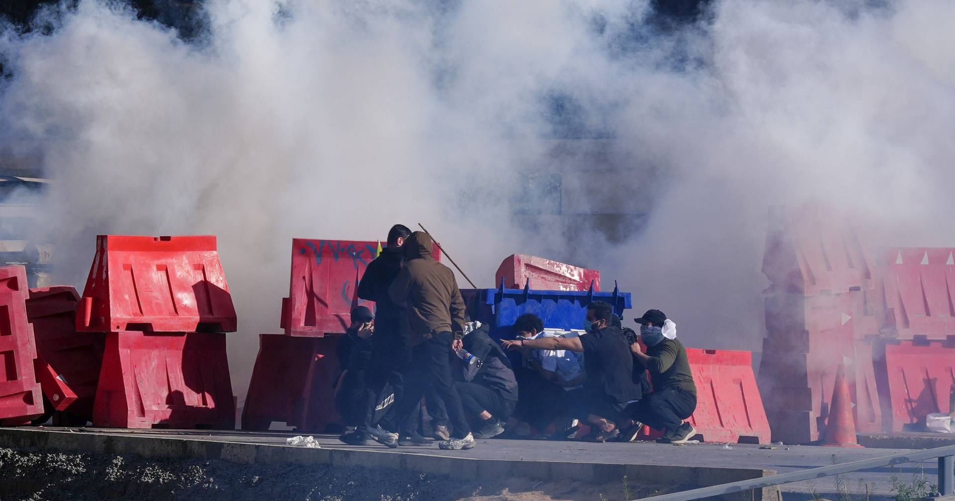 Centenas de manifestantes tentam invadir embaixada dos EUA no Iraque ...