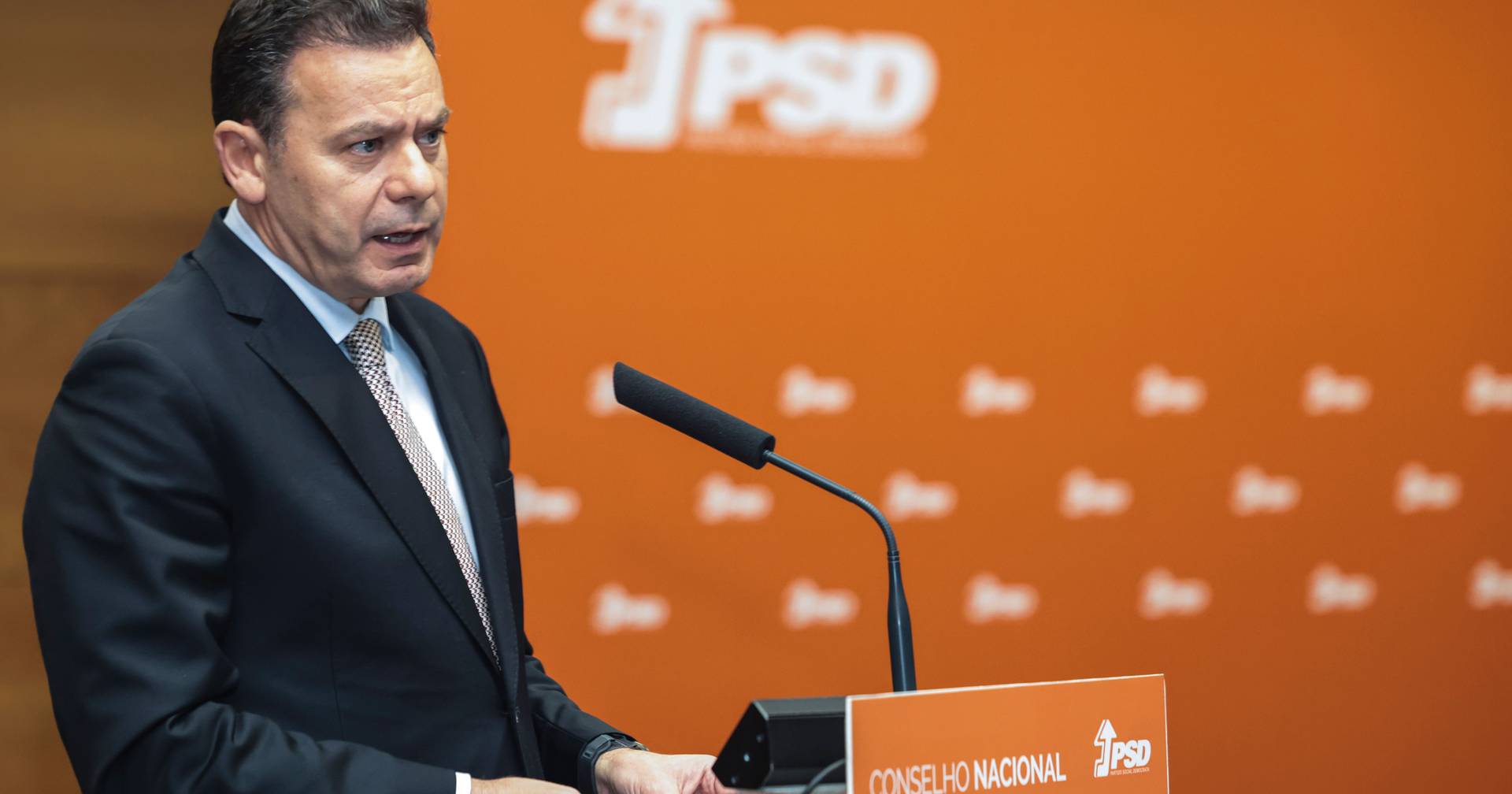Montenegro propõe diretas do PSD para maio e desafia Passos Coelho a ...