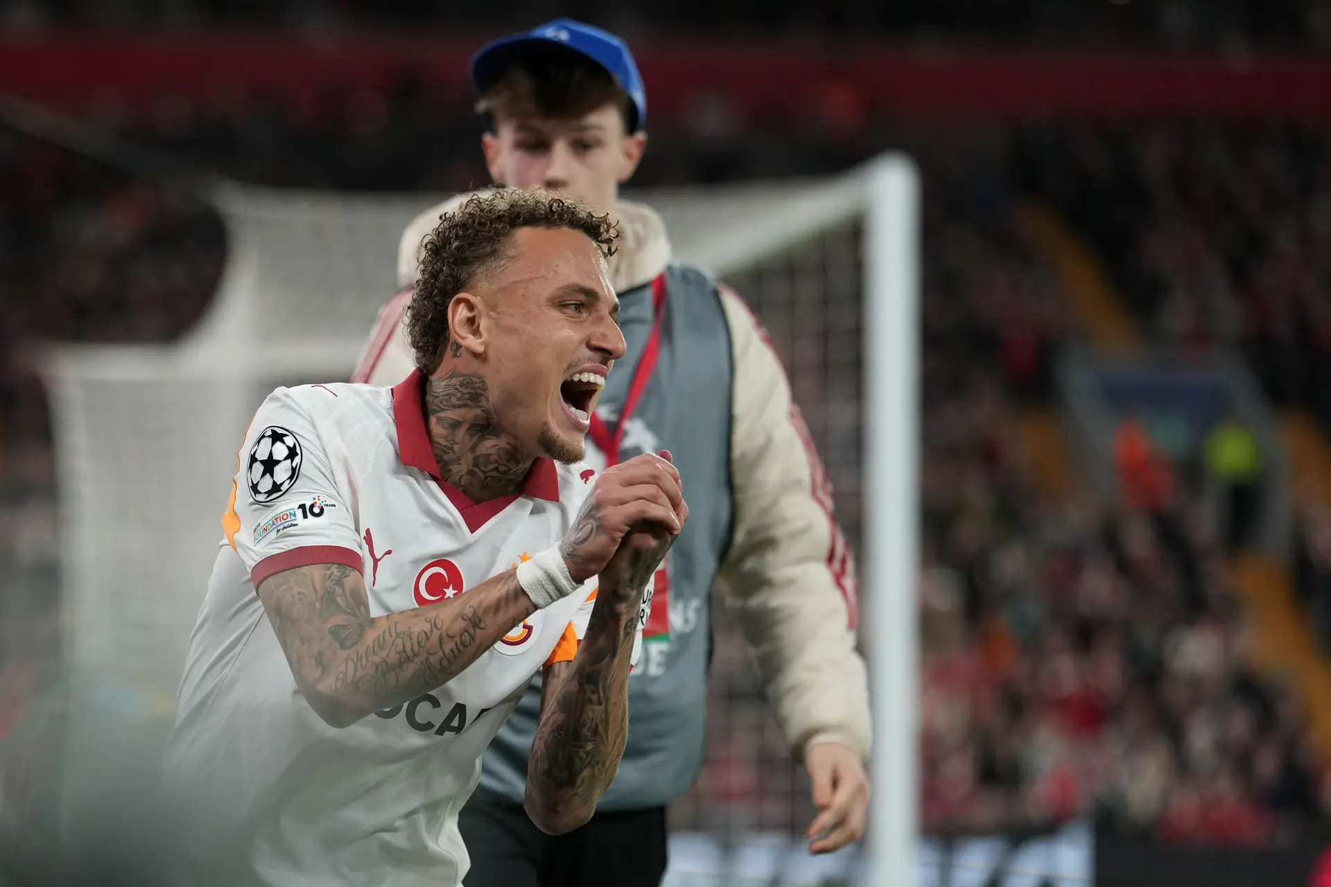 Pesadelo em Anfield: Noa Lang operado após choque violento, Galatasaray ...