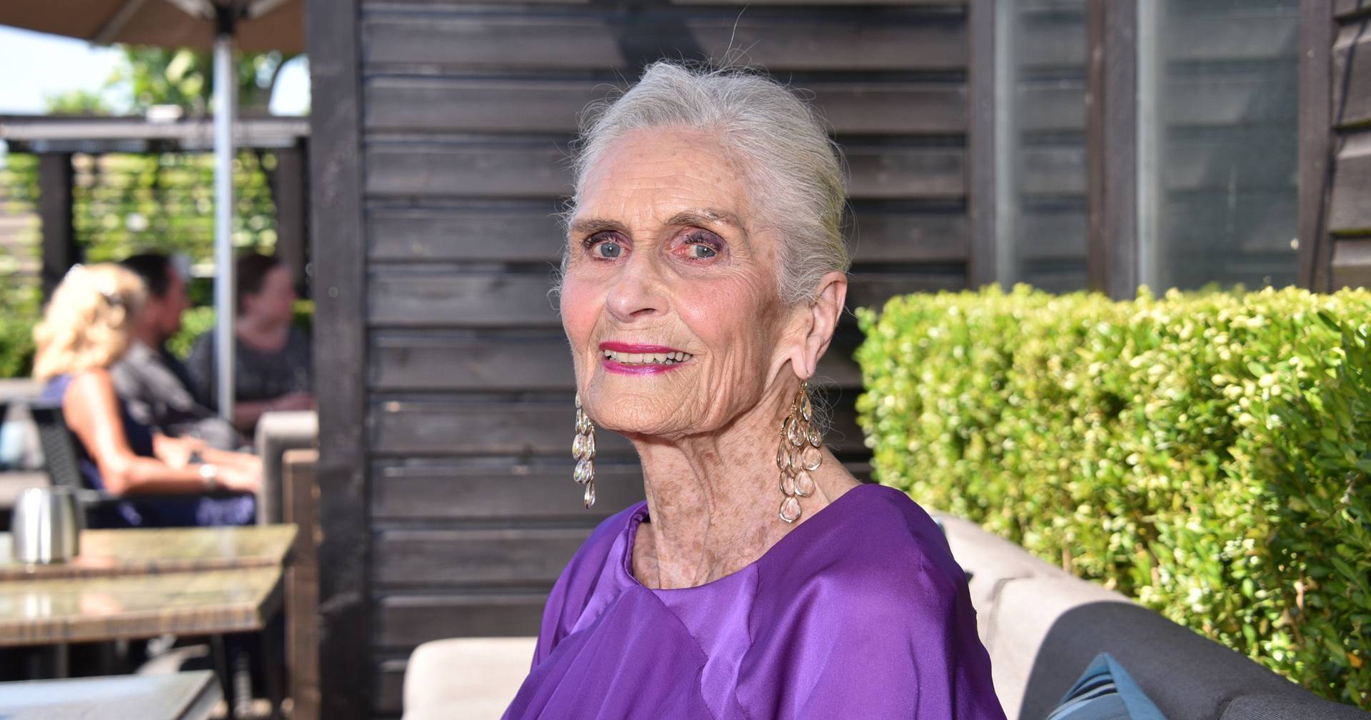 Morreu Daphne Selfe, a modelo mais velha do mundo, aos 97 anos - SIC ...