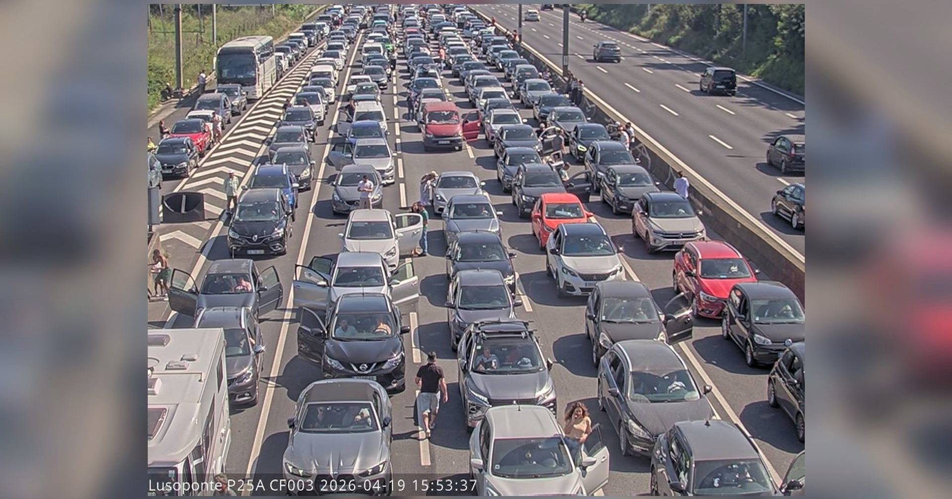 Trânsito cortado na Ponte 25 de Abril - SIC Notícias