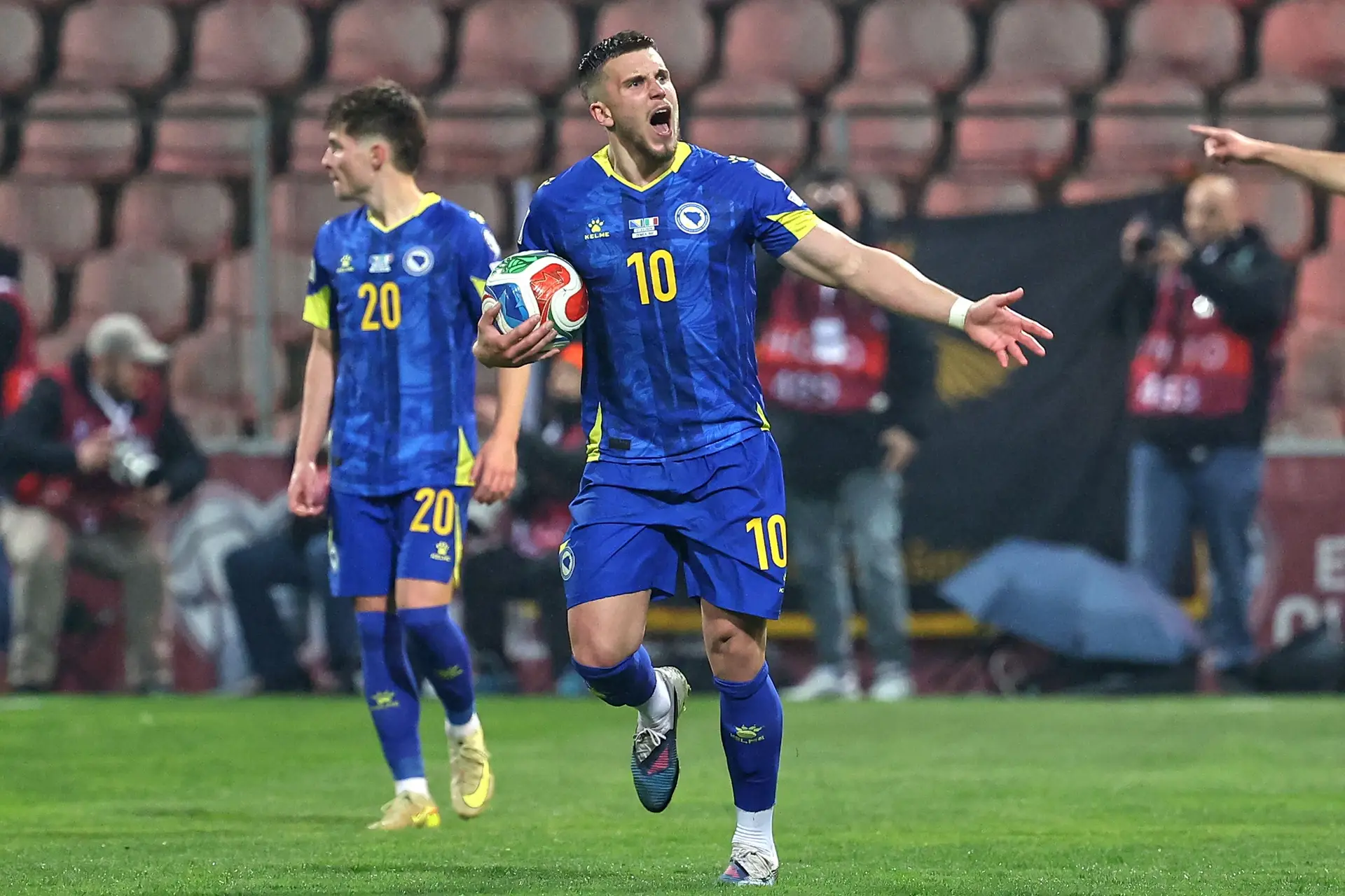 Demirovic oferece cerveja aos adeptos do Estugarda após apuramento ...