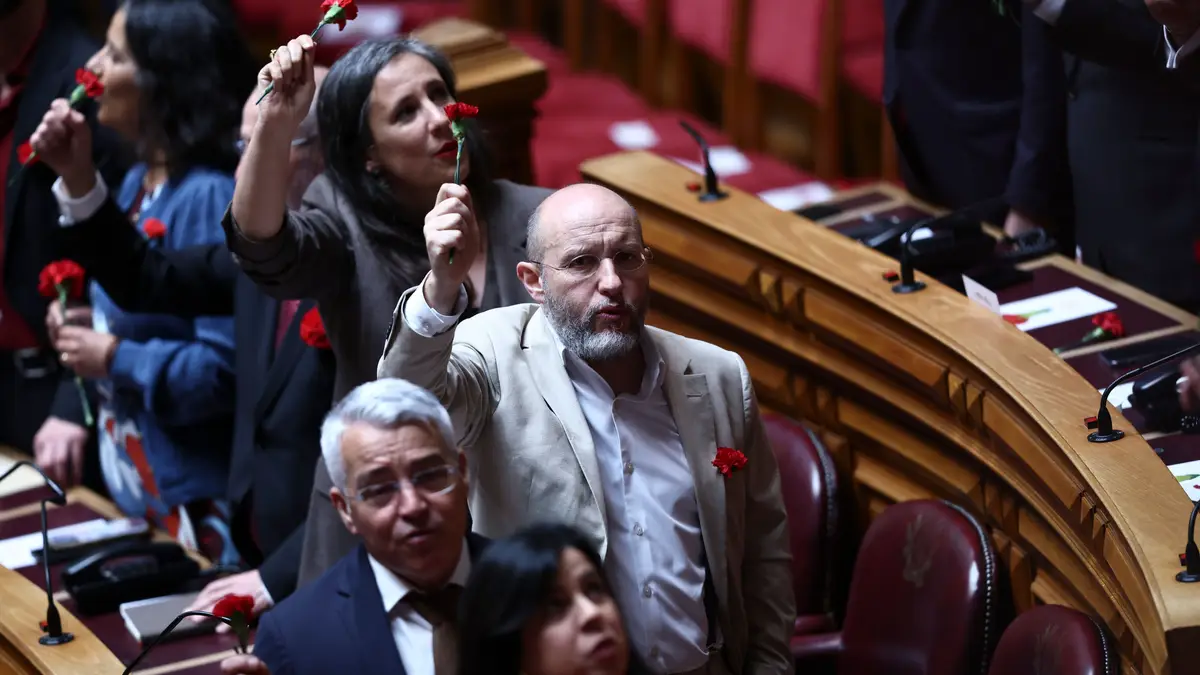 Deputados cantam "Grândola, Vila Morena" - SIC Notícias