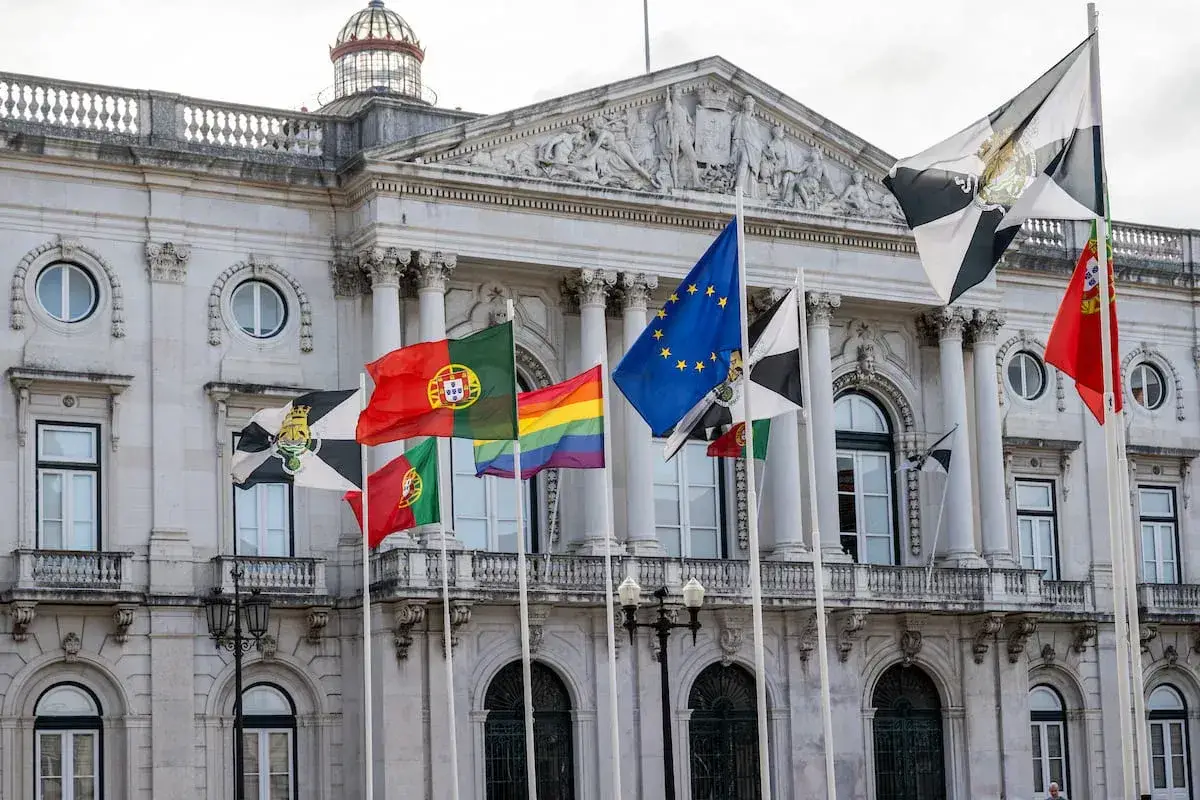 Câmara de Lisboa hasteia bandeira LGBTQIA+ no Dia Internacional contra ...