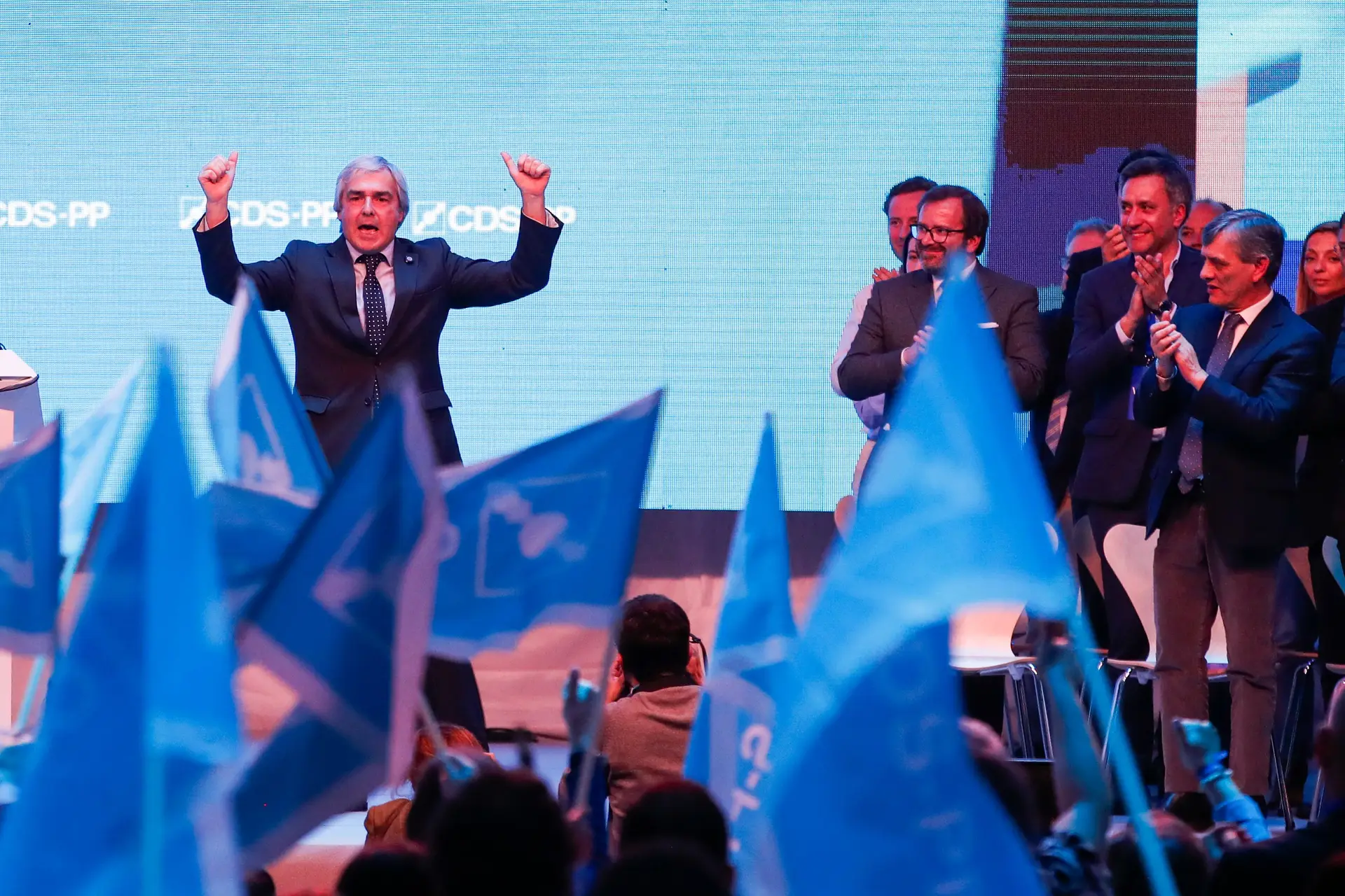 Nuno Melo reeleito presidente do CDS com 89,7% dos votos - SIC Notícias